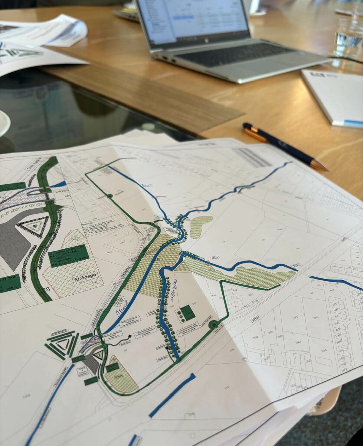 Digue de protection contre les inondations à Tournai