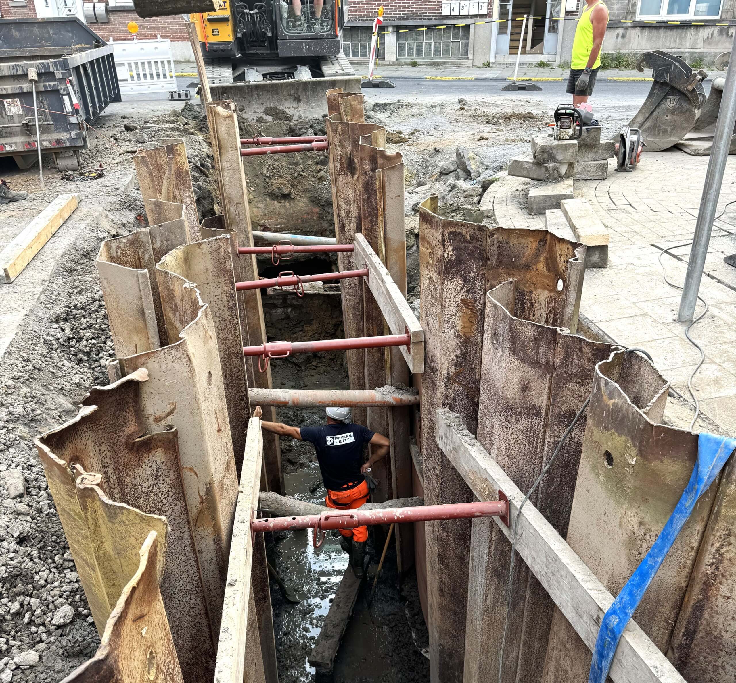 Travail en profondeur pour la pose d'un collecteur - Hainaut Ingénierie ...